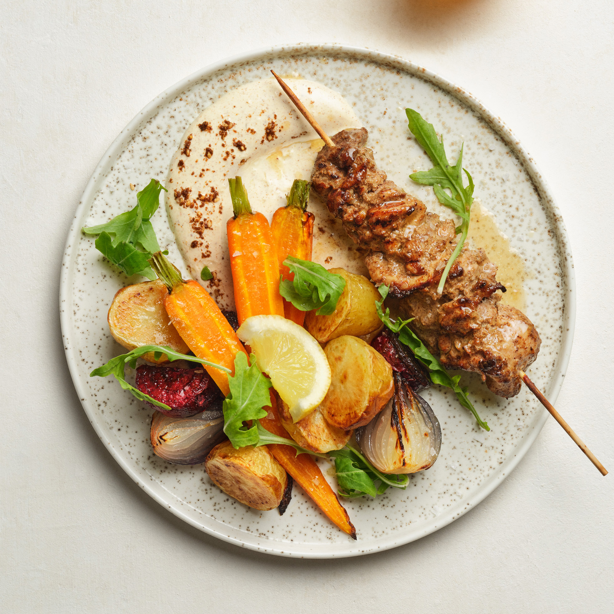 Grillade shawarmaspett och za’atarkräm - Recept | Sevan
